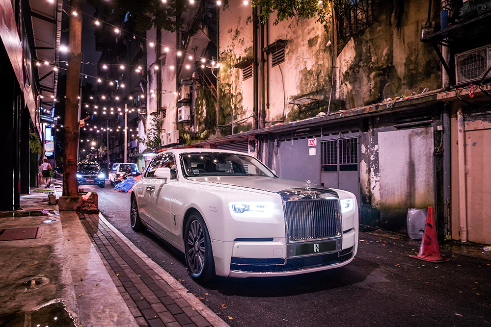Admire the stunning beauty of Rolls-Royce Phantom and Cullinan in night ...